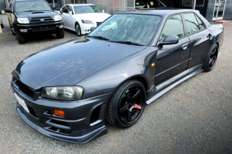 URASワイドボディ化!RB25ターボ＆5MT換装!ER34型スカイライン4ドア25GTの国内中古車を掲載